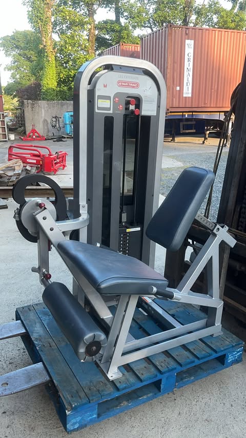 Star Trac Impact Leg Extension